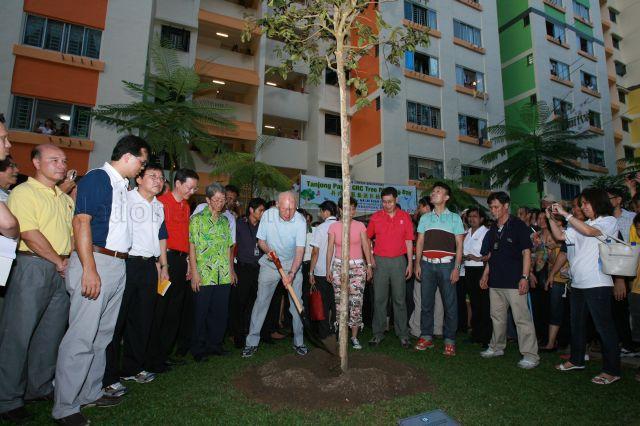 Minister Mentor Lee Kuan Yew planting a sapling at Henderson