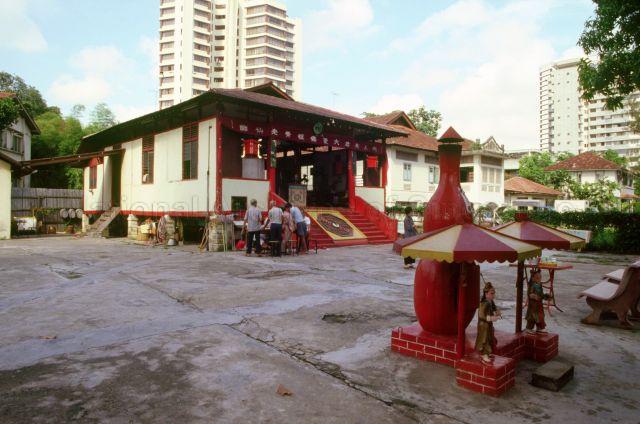 Chee Tong Temple at its former location in Bukit Timah.
