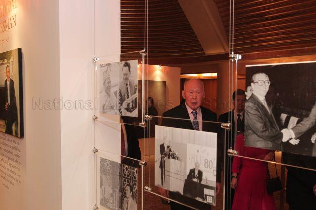 Minister Mentor Lee Kuan Yew viewing photographs on display