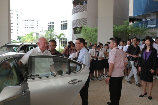 Principal Foo Suan Fong and students giving Minister Mentor