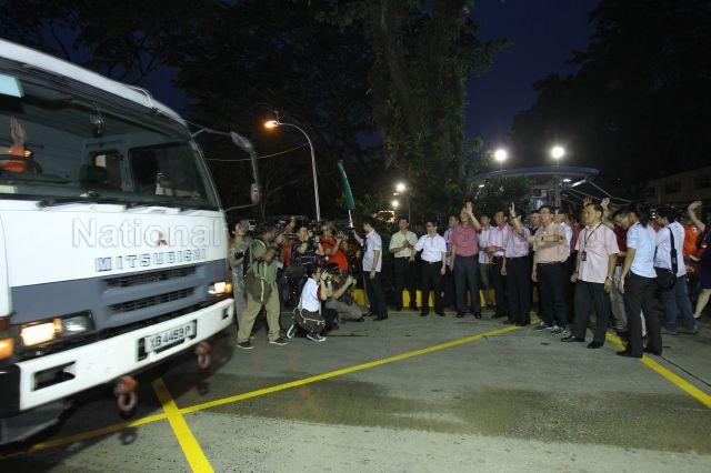 Prime Minister Lee Hsien Loong with officials sending the