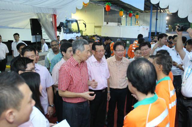 Prime Minister Lee Hsien Loong interacting with SembWaste