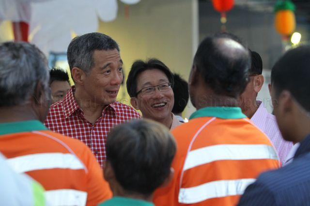 Prime Minister Lee Hsien Loong interacting with SembWaste