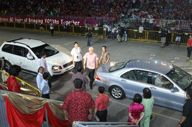 Senior Minister Goh Chok Tong arriving at F1 Pit Building,