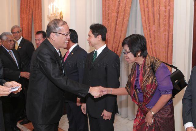 President Benigno S Aquino greeting guest during state