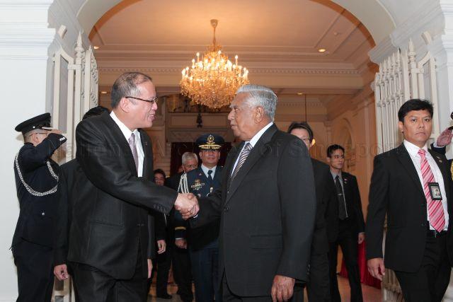 President S R Nathan giving Philippine President Benigno S
