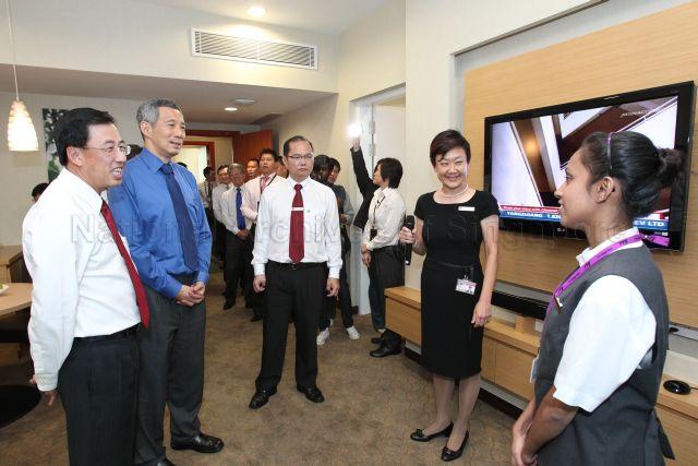 Prime Minister Lee Hsien Loong touring Institute of