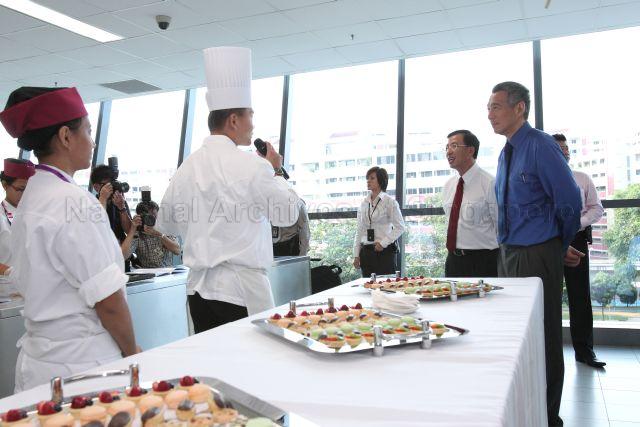 Prime Minister Lee Hsien Loong touring Institute of