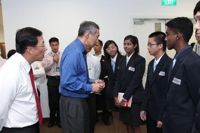 Prime Minister Lee Hsien Loong interacting with students at
