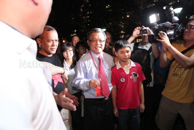 Presidential candidate Tan Jee Say and his family members