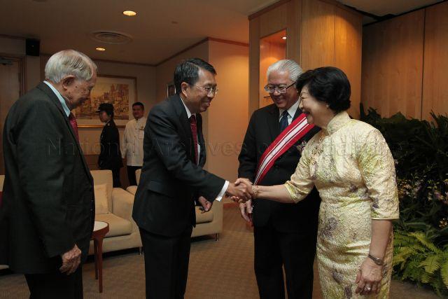 Mrs Mary Tan congratulating President Emeritus of Nanyang
