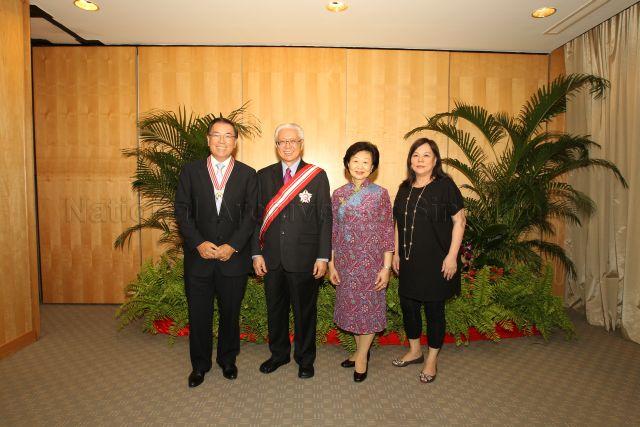 Group photograph of President and Mrs Tony Tan Keng Yam with