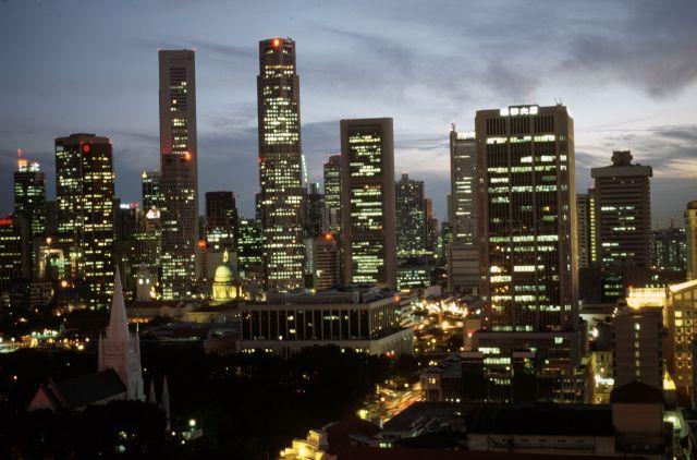 Night view of buildings at Raffles Place and City Hall