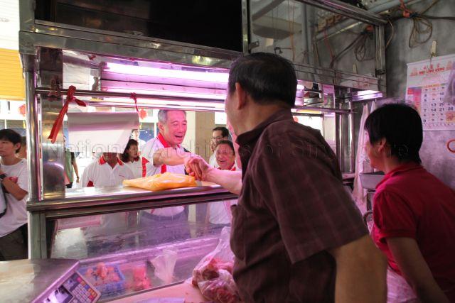 Prime Minister Lee Hsien Loong visiting wet market stall