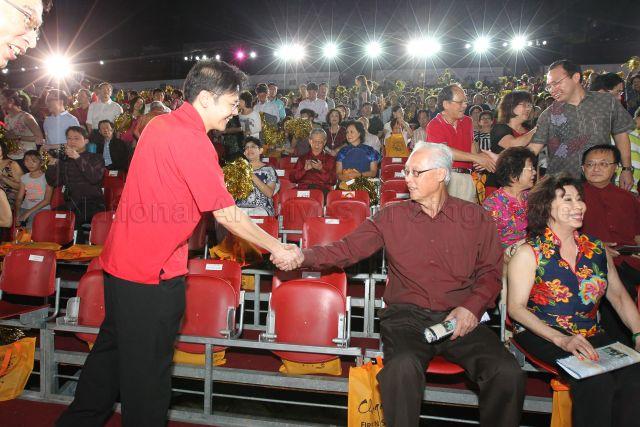 Emeritus Senior Minister Goh Chok Tong shaking hands with