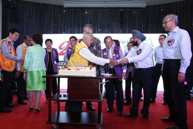 Mr Looi Im Heok, PBM (Organising Chairman of dinner) shaking