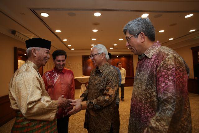 Guest of Honour President Tony Tan Keng Yam shaking hands