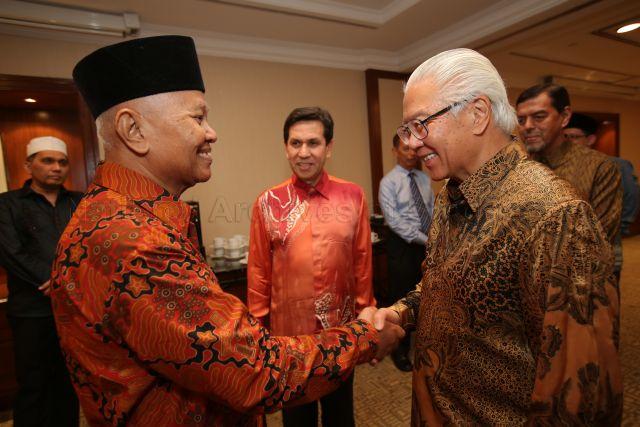 Guest of Honour President Tony Tan Keng Yam shaking hands