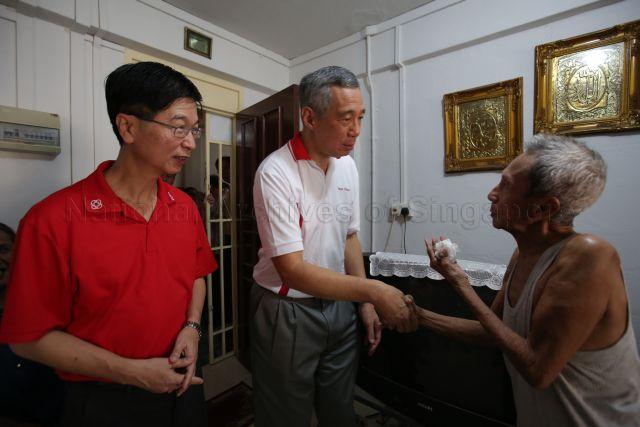 Prime Minister Lee Hsien Loong distributing masks to
