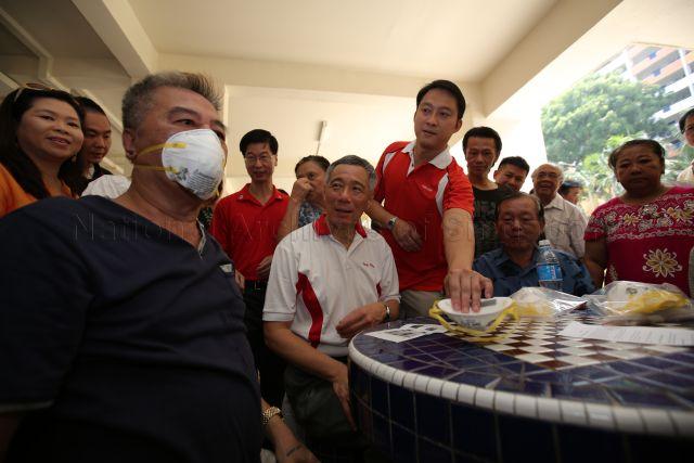 Prime Minister Lee Hsien Loong distributing masks to
