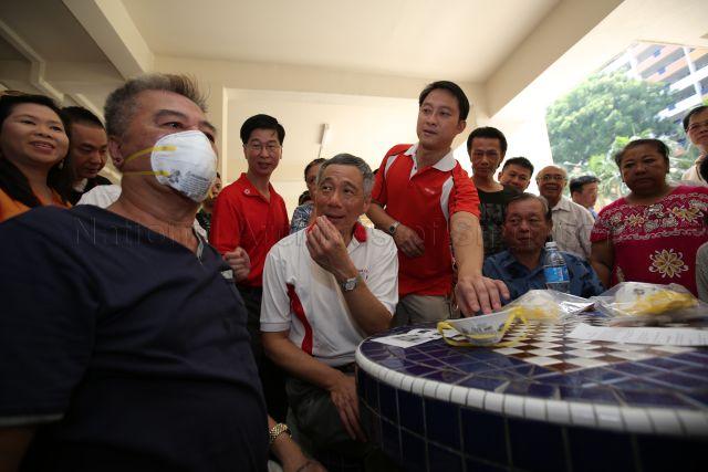 Prime Minister Lee Hsien Loong distributing masks to