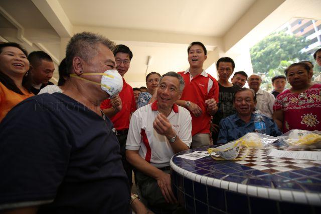 Prime Minister Lee Hsien Loong distributing masks to