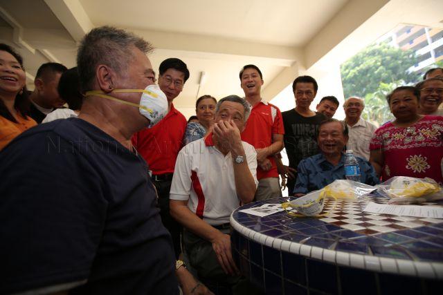 Prime Minister Lee Hsien Loong distributing masks to