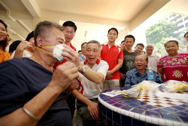 Prime Minister Lee Hsien Loong distributing masks to
