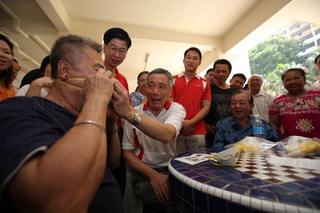 Prime Minister Lee Hsien Loong distributing masks to