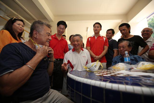 Prime Minister Lee Hsien Loong distributing masks to
