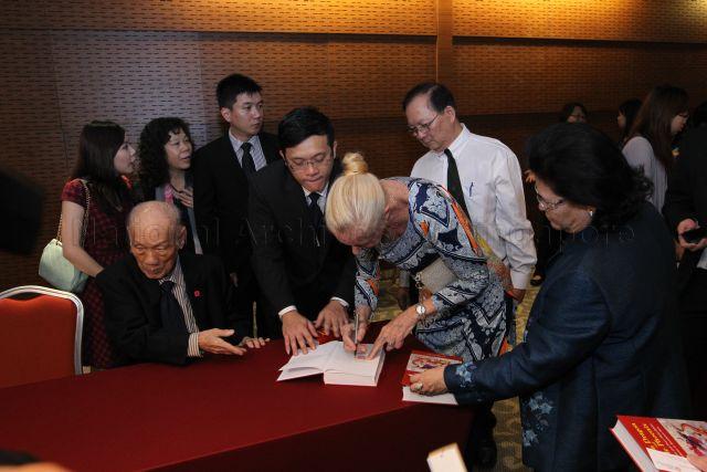 Mr Lee Khoon Choy signing autograph for a guest at official