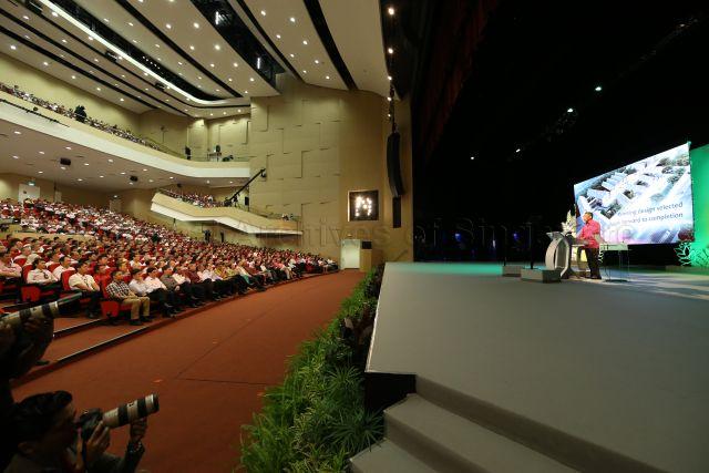 Prime Minister Lee Hsien Loong addressing the audience at