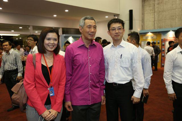 Prime Minister Lee Hsien Loong posing for photographs with