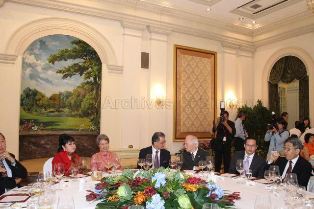 Mrs Della Lee (left), wife of Chairman of Lee Foundation Lee