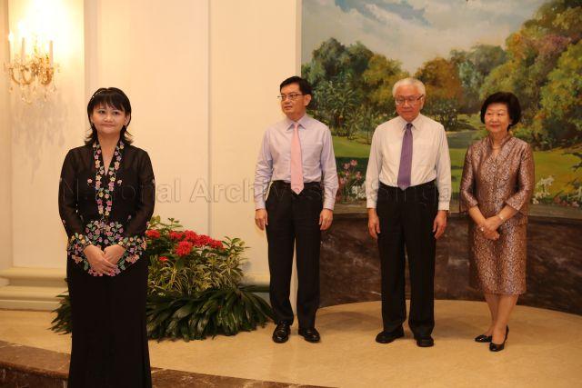 Award recipient Mdm Chee Mui Choo (from Xinghua Primary) in