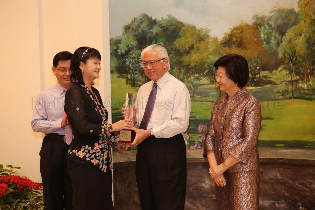 Award recipient Mdm Chee Mui Choo (from Xinghua Primary)