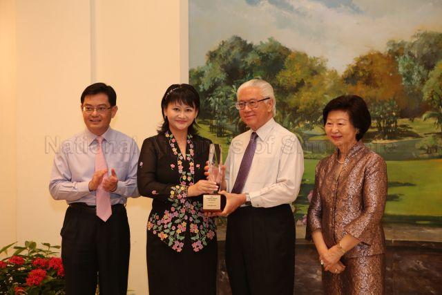 Award recipient Mdm Chee Mui Choo (from Xinghua Primary)