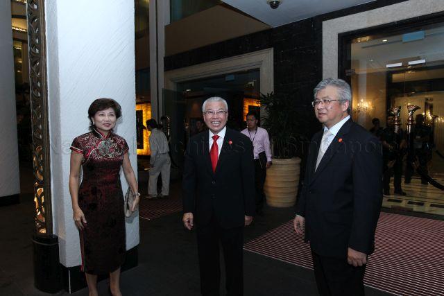 Pictured here are (from left) Mrs Teo Chee Hean (wife of