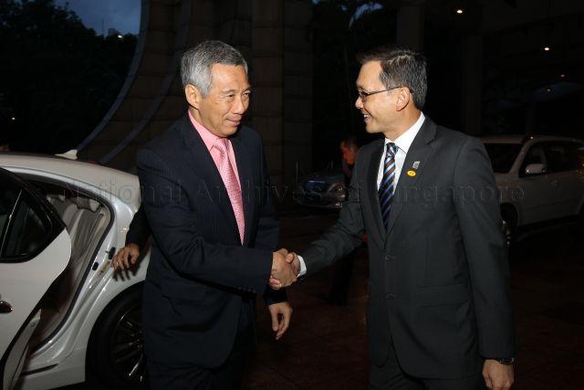 Prime Minister Lee Hsien Loong shaking hands with Chief