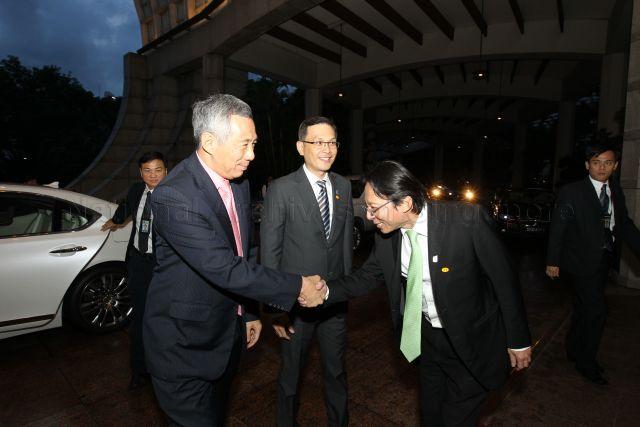 Prime Minister Lee Hsien Loong shaking hands with Deputy