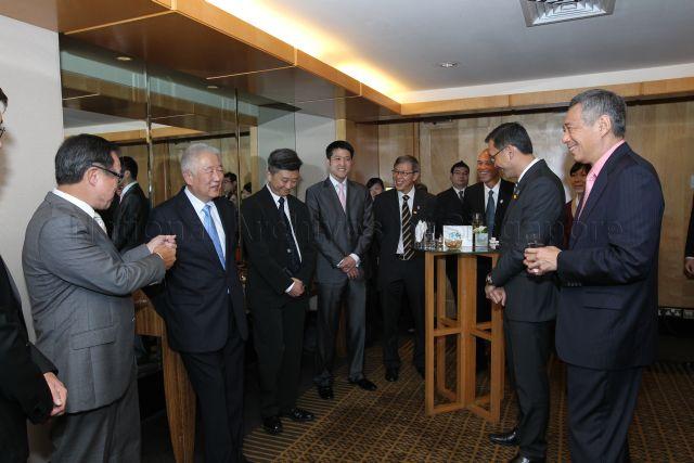 Prime Minister Lee Hsien Loong interacting with guests at