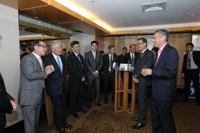 Prime Minister Lee Hsien Loong interacting with guests at