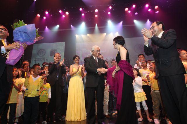President Tony Tan shaking hands with Justice Lai Siu Chiu.