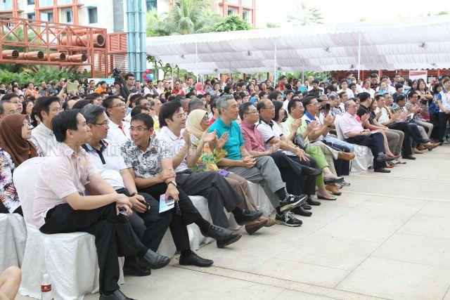 Prime Minister Lee Hsien Loong (front row, wearing turquoise