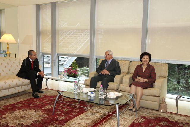 President Tony Tan and his wife Mrs Mary Tan conversing with