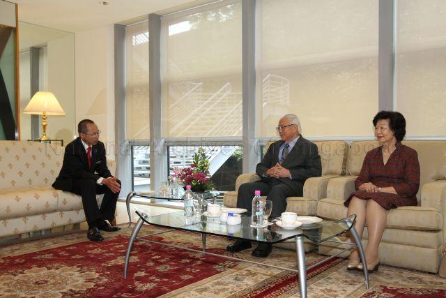 President Tony Tan and his wife Mrs Mary Tan conversing with