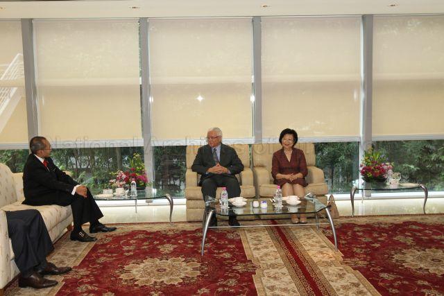 President Tony Tan and his wife Mrs Mary Tan conversing with