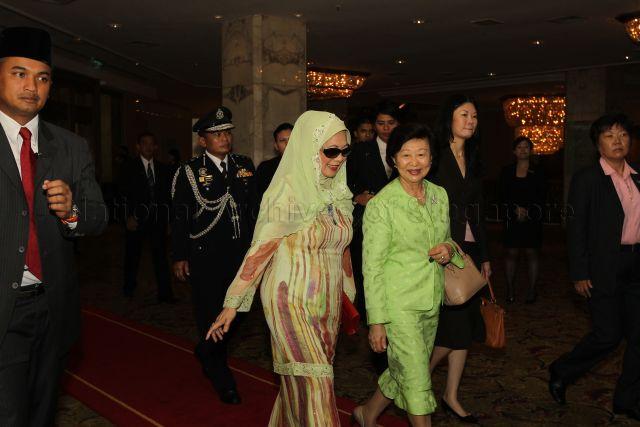 Mrs Mary Tan (wife of President Tony Tan) and Sultanah