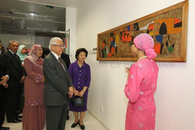 President Tony Tan and his wife Mrs Mary Tan looking at an