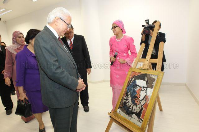 President Tony Tan and his wife Mrs Mary Tan looking at an
